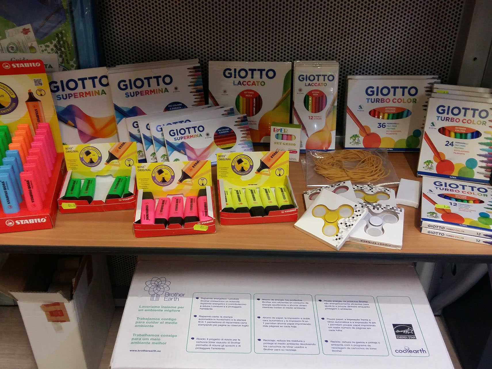 Cancelleria per la scuola nelle vetrine di Seven computer s.r.l ...